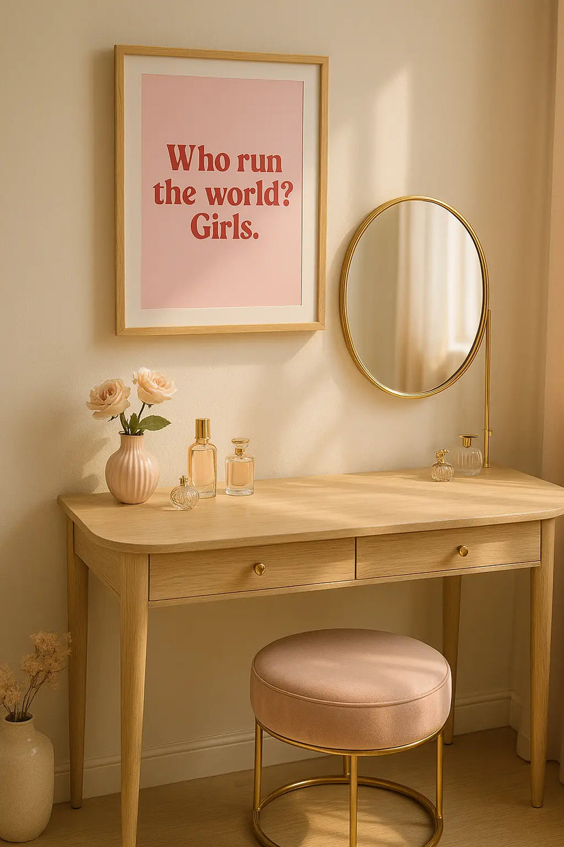 Affiche Who run the world? Girls – Poster féministe déco pop rose - – FLTM